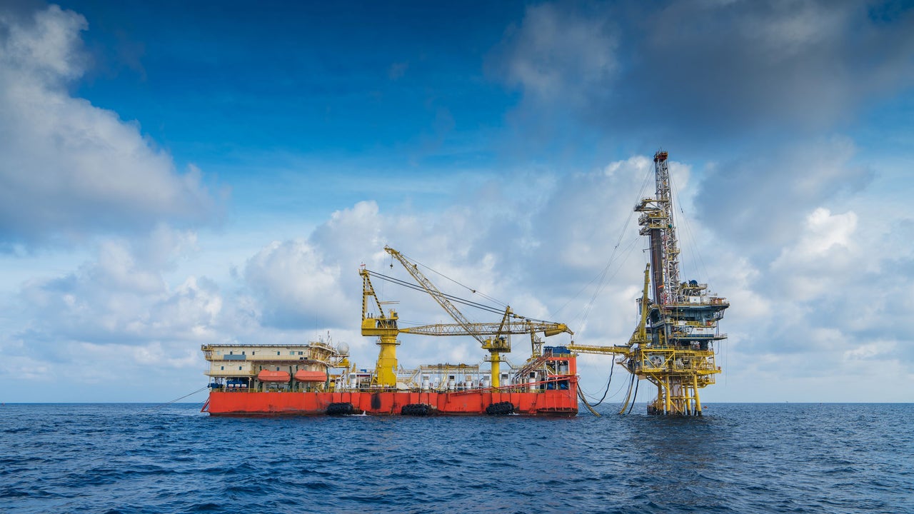 Pétrole à 70 dollars : une essence moins chère ? - IRESTE