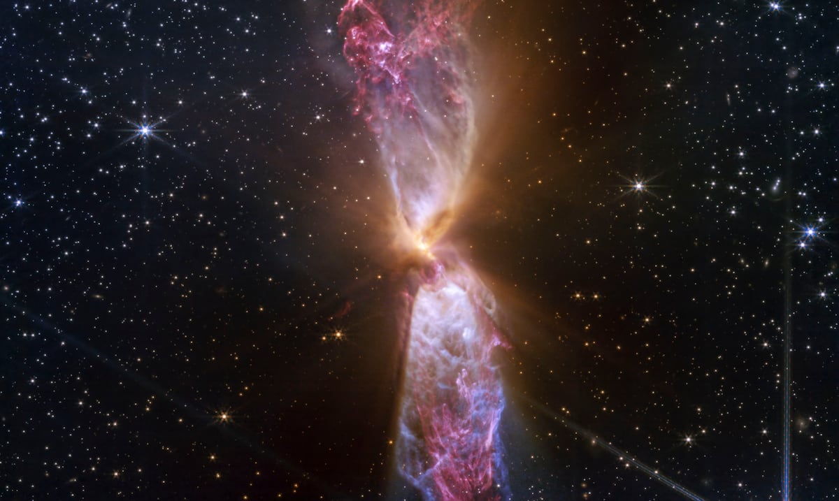 Le télescope James Webb capture fortement un système stellaire en ...