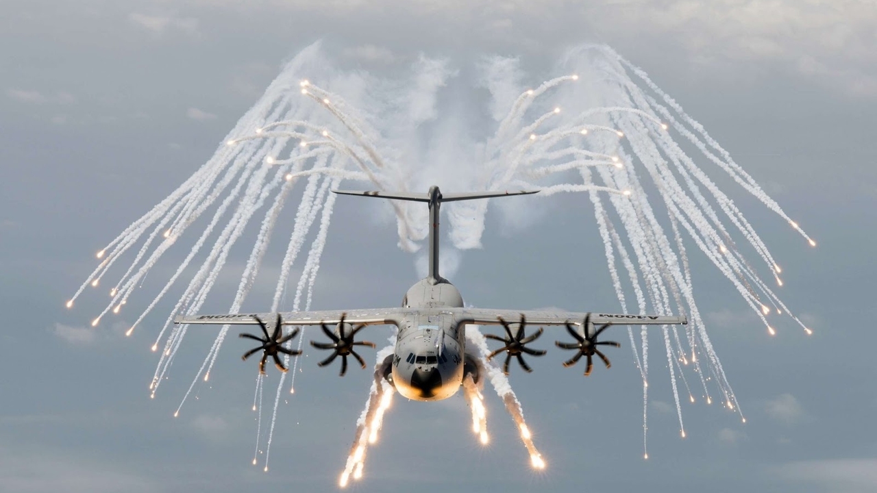 Cela parvient à esquiver l'A400M de l'Air Force les menaces ennemies ...
